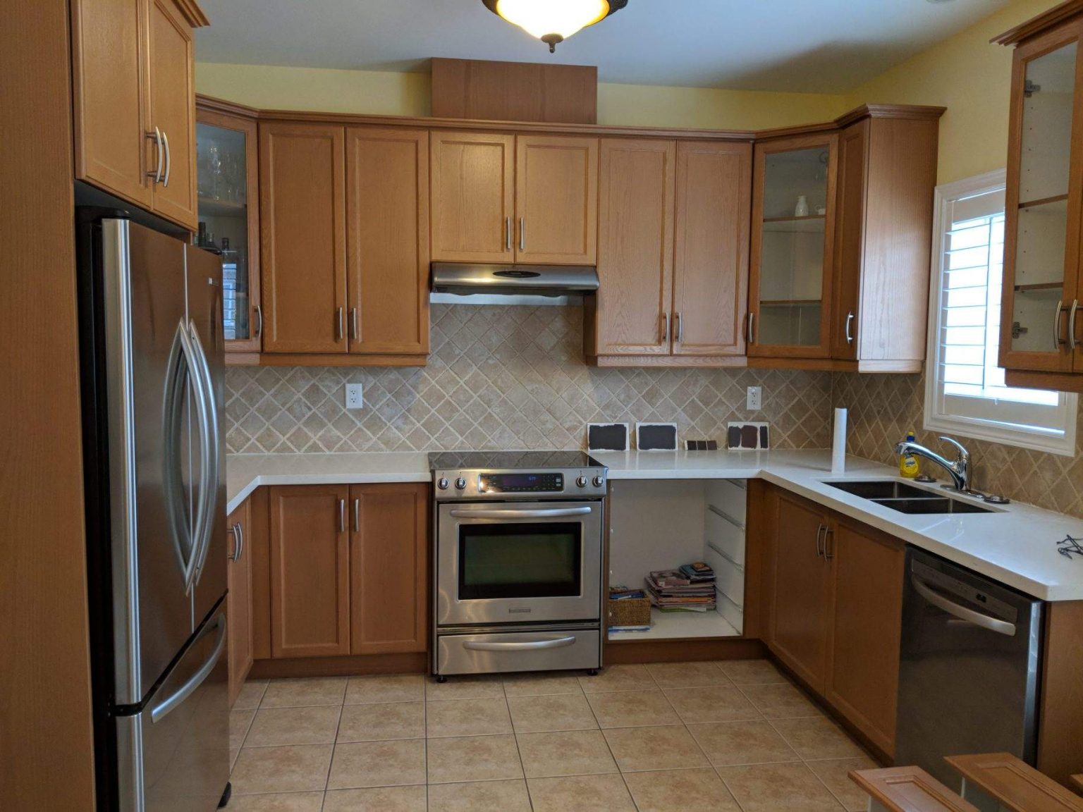 Painting Oak Wood Cabinets to Give Them an Updated Look